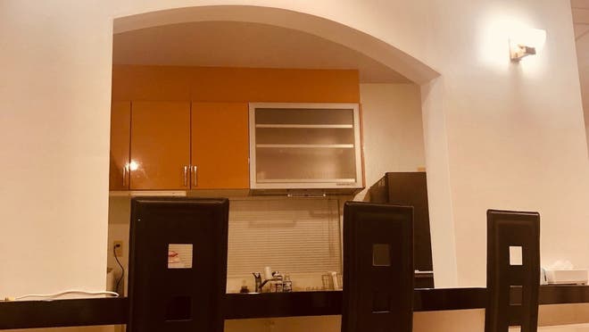 自然光がたっぷり入る真白な広々リビングが印象的・撮影にもオススメ!レッスンクラスにも♪庭付き戸建ての写真15