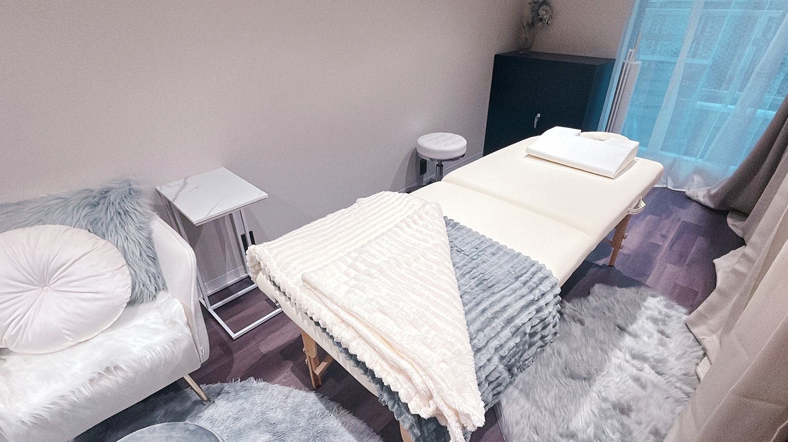 六本木駅から徒歩5分｜サロンルームのみの予約ページ｜ 各種マッサージ / 鍼灸 /占い/勉強/お仕事スペースにの写真1