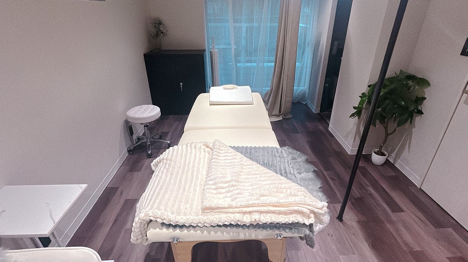 六本木駅から徒歩5分｜サロンルームのみの予約ページ｜ 各種マッサージ / 鍼灸 /占い/勉強/お仕事スペースにの写真2