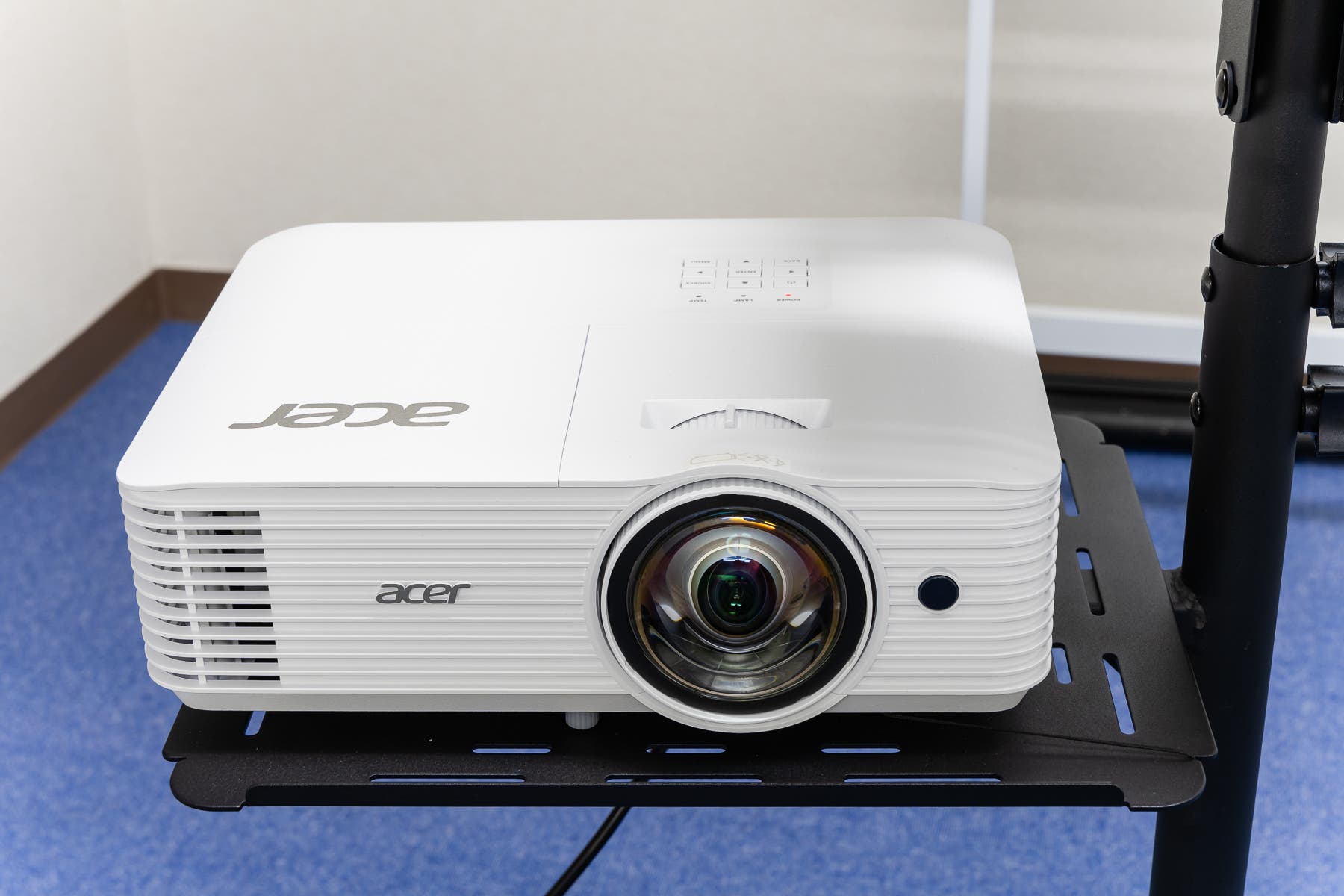 80インチスクリーン＆ビジネス用プロジェクターの画像2