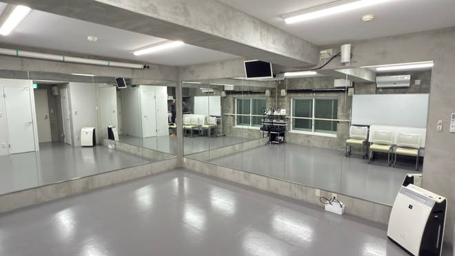 少人数向けダンススタジオ4F 駅から歩3分(階段4F)リノリウム床の写真1