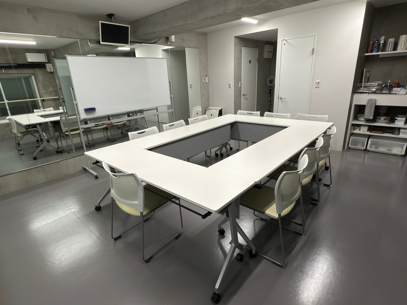 少人数向けダンススタジオ4F　駅から歩3分（階段４F）リノリウム床の写真4