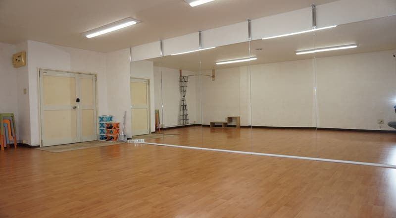 ヨガ教室開催中大型ダンスミラー設置のスタジオ203