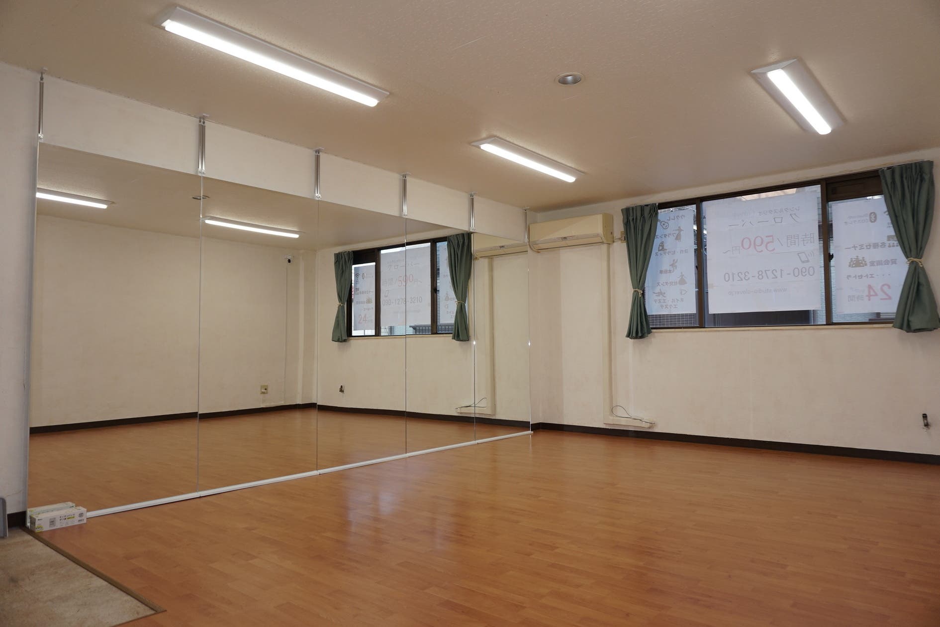 ヨガ教室開催中大型ダンスミラー設置のスタジオ203の写真2
