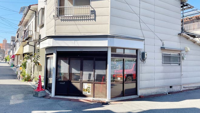 視認性抜群の角地1F路面店スペースの写真2