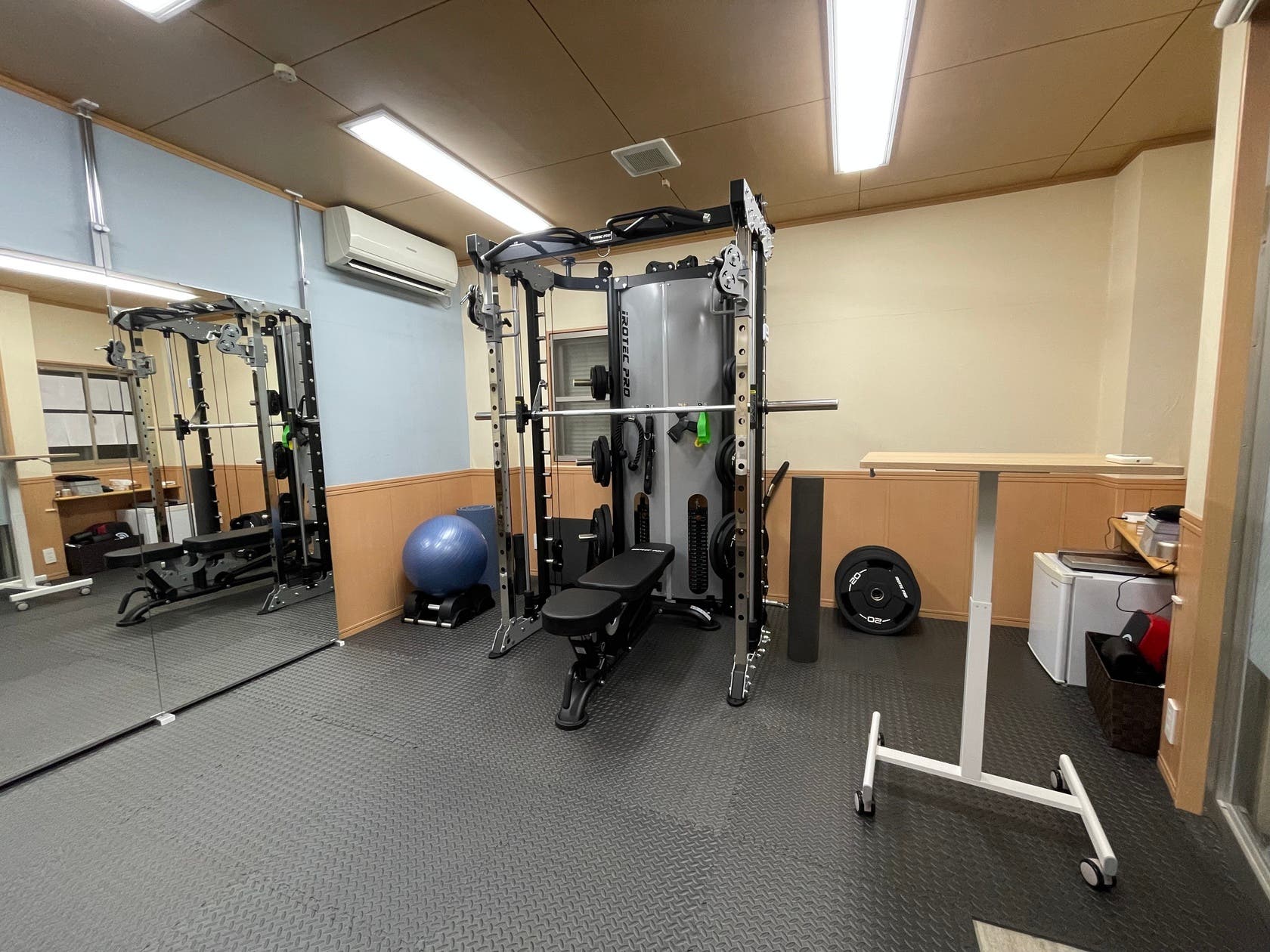 【近鉄東生駒駅から徒歩３分】レンタルジム/完全個室・高品質マシン完備！の写真1