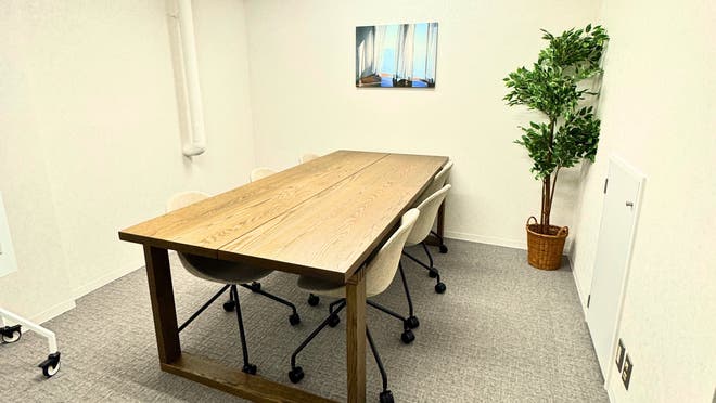 【星ヶ丘のコワーキングスペース】モニター・ホワイトボード付き!!6名会議室の写真1