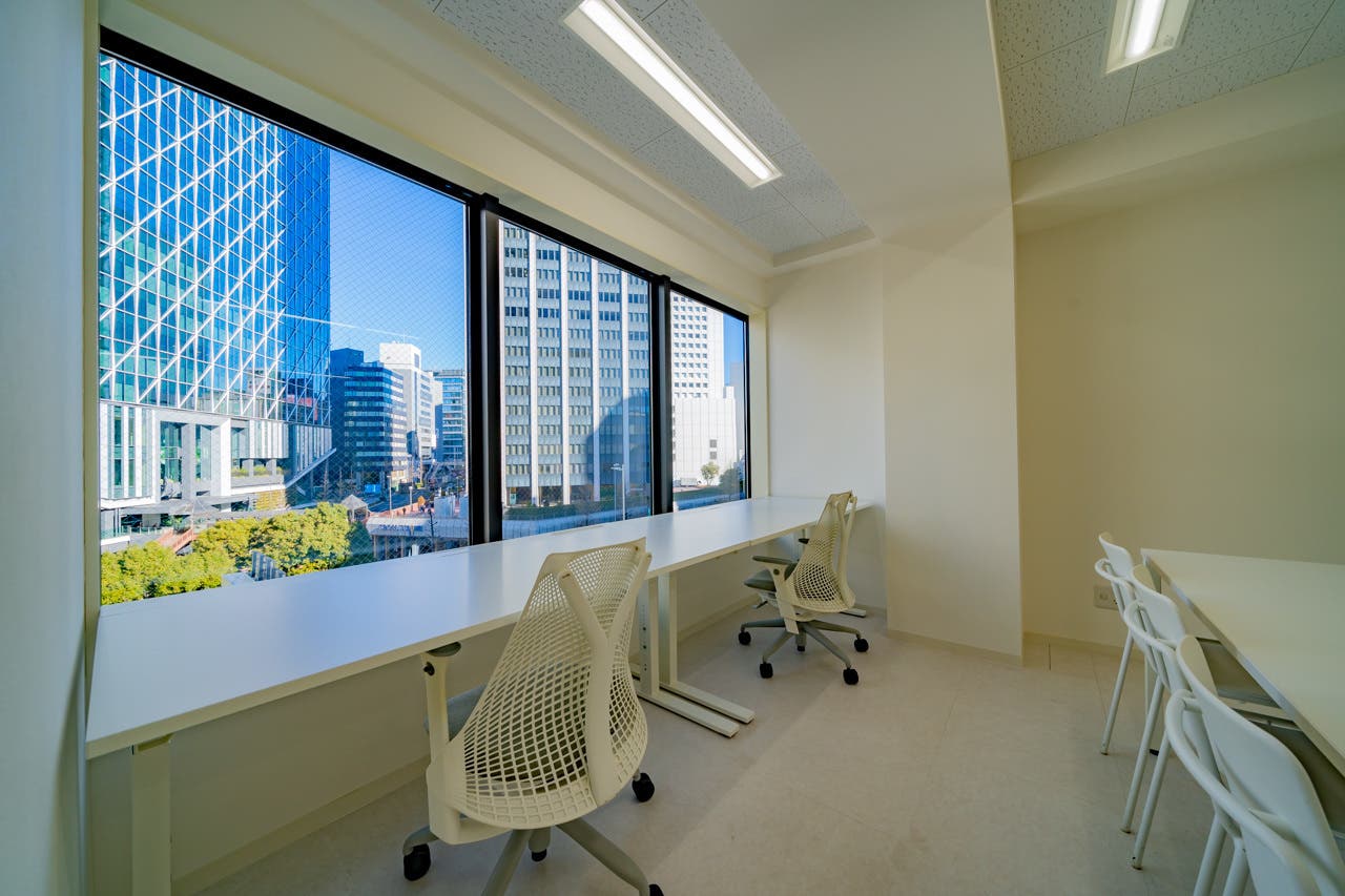 【渋谷駅C1出口徒歩1分】渋谷警察署に近接。白で統一した1日利用のデザイナーズオフィス。高速wifi完備。の写真5