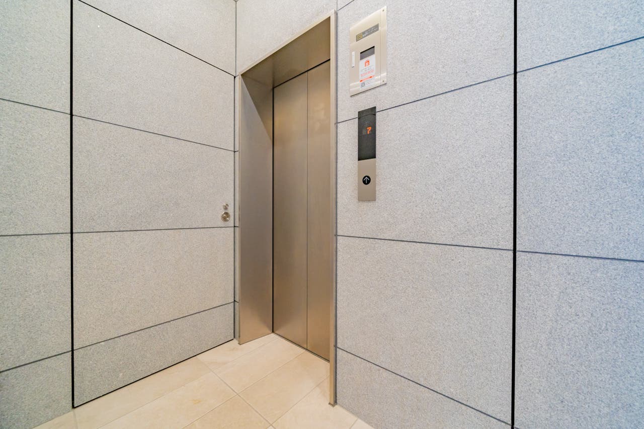 【渋谷駅C1出口徒歩1分】渋谷警察署に近接。白で統一した1日利用のデザイナーズオフィス。高速wifi完備。の写真12