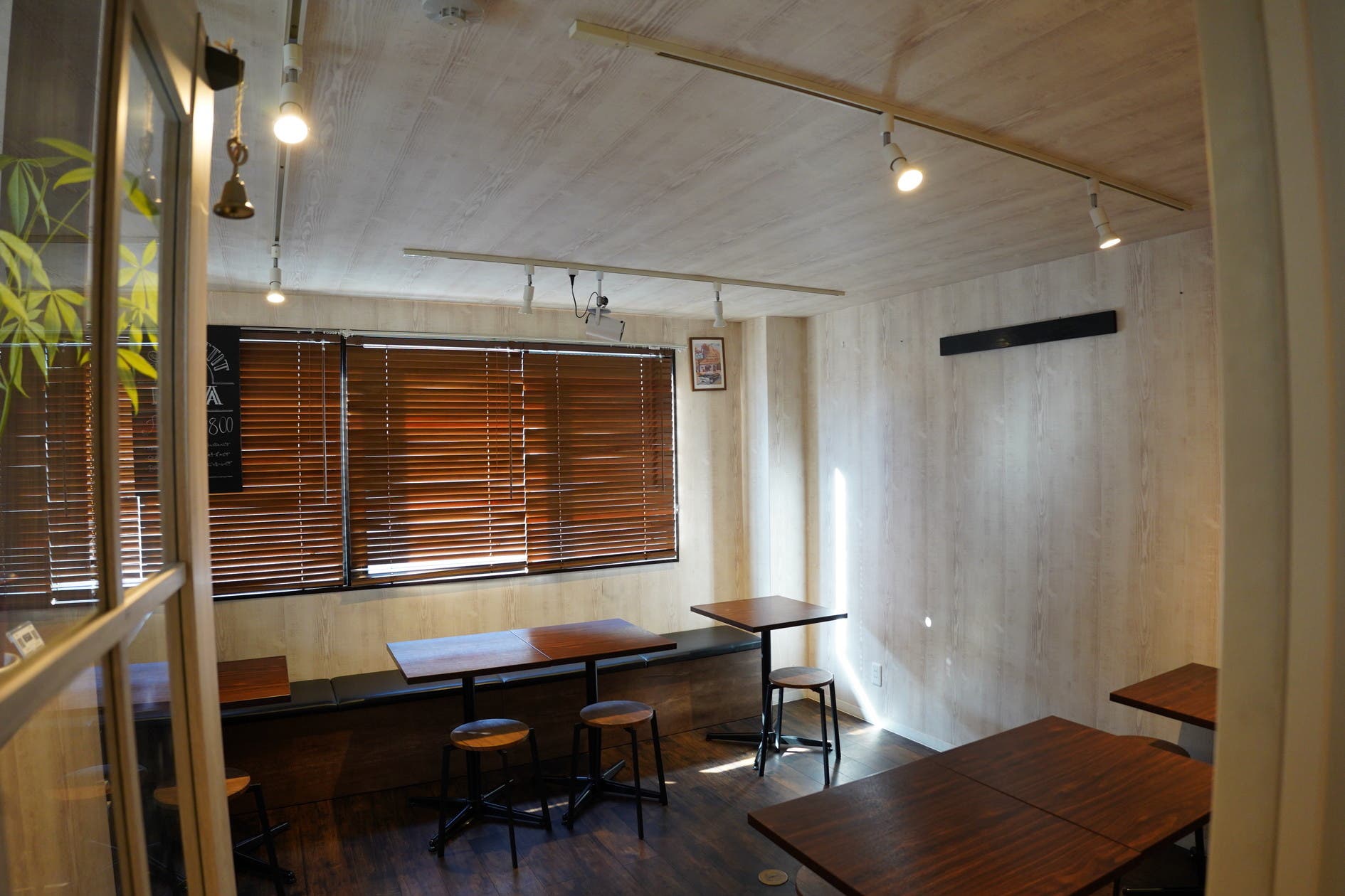 新宿駅から電車で15分 千歳烏山駅下車徒歩30秒！10坪カフェ「エバデリ」の写真4