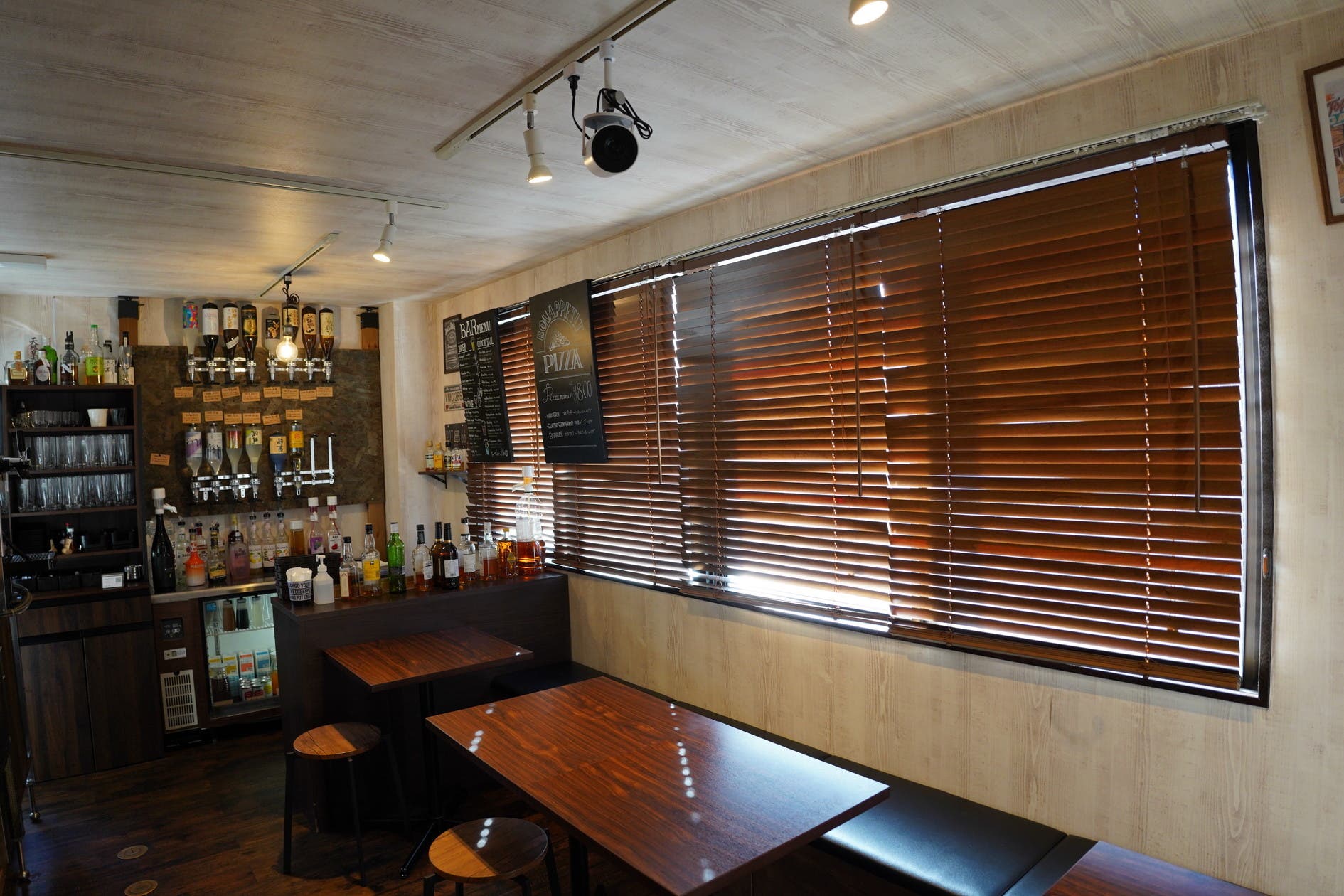 新宿駅から電車で15分 千歳烏山駅下車徒歩30秒！10坪カフェ「エバデリ」の写真5