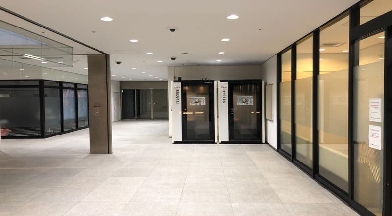 【テレキューブ】横浜アイランドタワーの個室型ワークブース（256-02）です。視線と音を遮る、プライベートな集中環境。