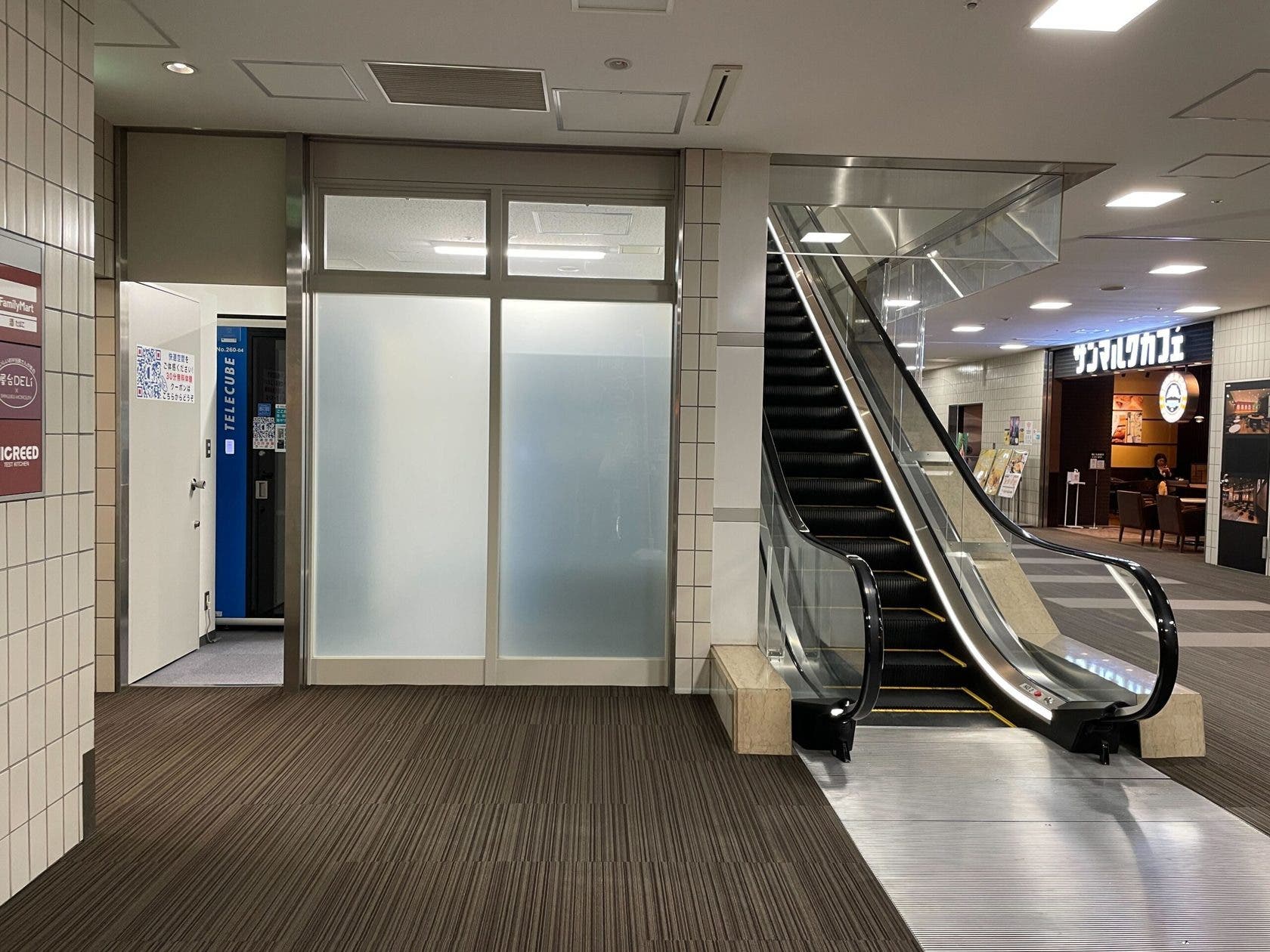 【テレキューブ】新宿モノリスの個室型ワークブース（260-02）です。視線と音を遮る、プライベートな集中環境。の写真1