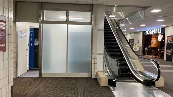 【テレキューブ】新宿モノリスの個室型ワークブース(260-03)です。視線と音を遮る、プライベートな集中環境。の写真1