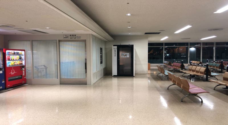 【テレキューブ】那覇空港　保安エリア内の個室型ワークブース（264-02）です。視線と音を遮る、プライベートな集中環境。