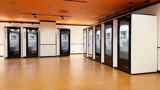 【テレキューブ】羽田空港T1の個室型ワークブース(233-04)です。視線と音を遮る、プライベートな集中環境。の写真1