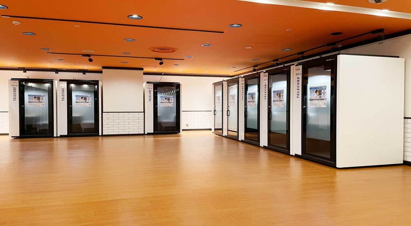 【テレキューブ】羽田空港T1の個室型ワークブース（233-08）です。視線と音を遮る、プライベートな集中環境。
