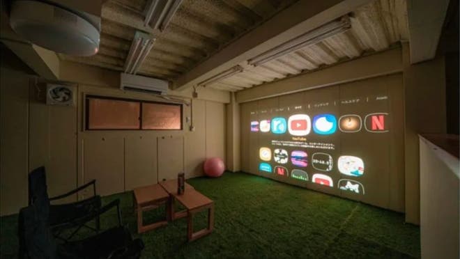 福島駅から徒歩圏内!おしゃれな貸切シアタールームの写真1