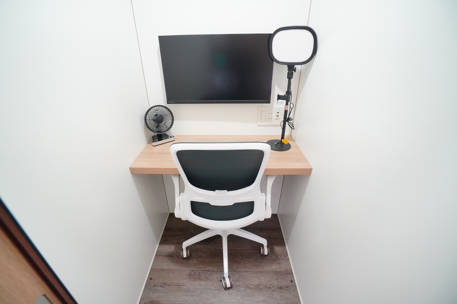 ＜ワークブース天神南No.5＞天神南駅徒歩1分✨完全個室🚪Wi-Fi📶モニター🖥️電源🔌テレワーク/面接/自習/作業の写真1