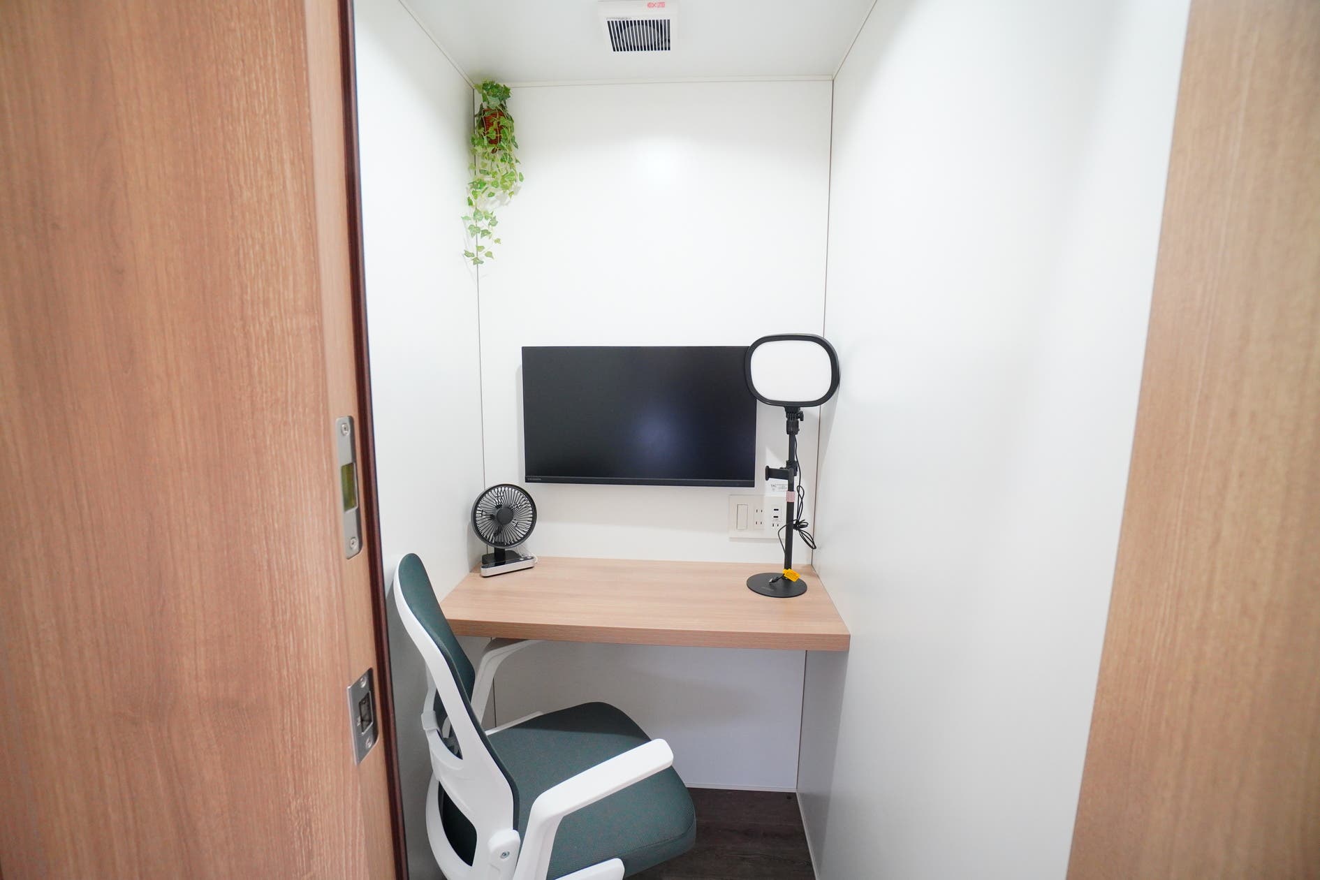 ＜ワークブース天神南No.5＞天神南駅徒歩1分✨完全個室🚪Wi-Fi📶モニター🖥️電源🔌テレワーク/面接/自習/作業の写真3