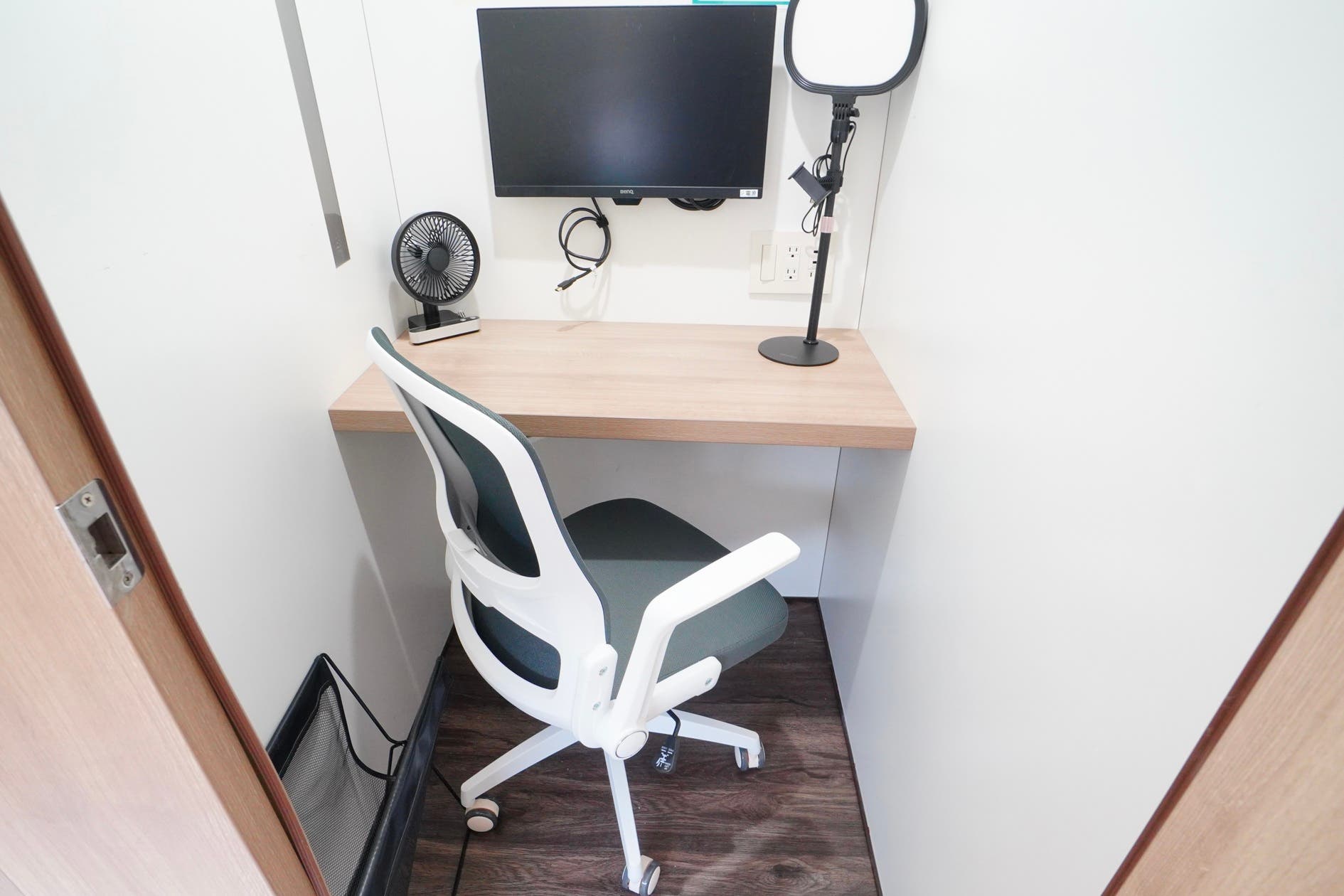 ＜ワークブース天神南No.6＞天神南駅徒歩1分✨完全個室🚪Wi-Fi📶モニター🖥️電源🔌テレワーク/面接/自習/作業の写真1