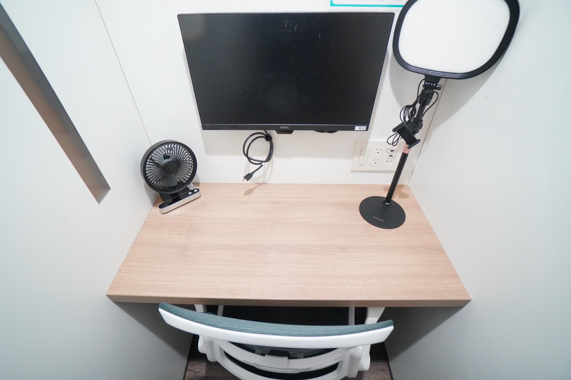 ＜ワークブース天神南No.6＞天神南駅徒歩1分✨完全個室🚪Wi-Fi📶モニター🖥️電源🔌テレワーク/面接/自習/作業の写真2