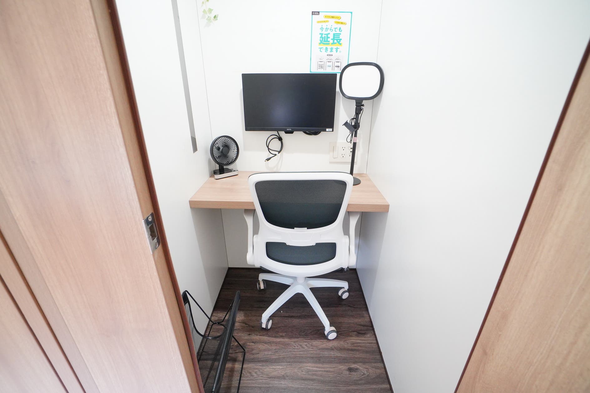 ＜ワークブース天神南No.6＞天神南駅徒歩1分✨完全個室🚪Wi-Fi📶モニター🖥️電源🔌テレワーク/面接/自習/作業の写真3