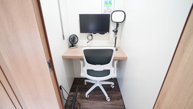 <ワークブース天神南No.6>天神南駅徒歩1分✨完全個室🚪Wi-Fi📶モニター🖥️電源🔌テレワーク/面接/自習/作業の写真3