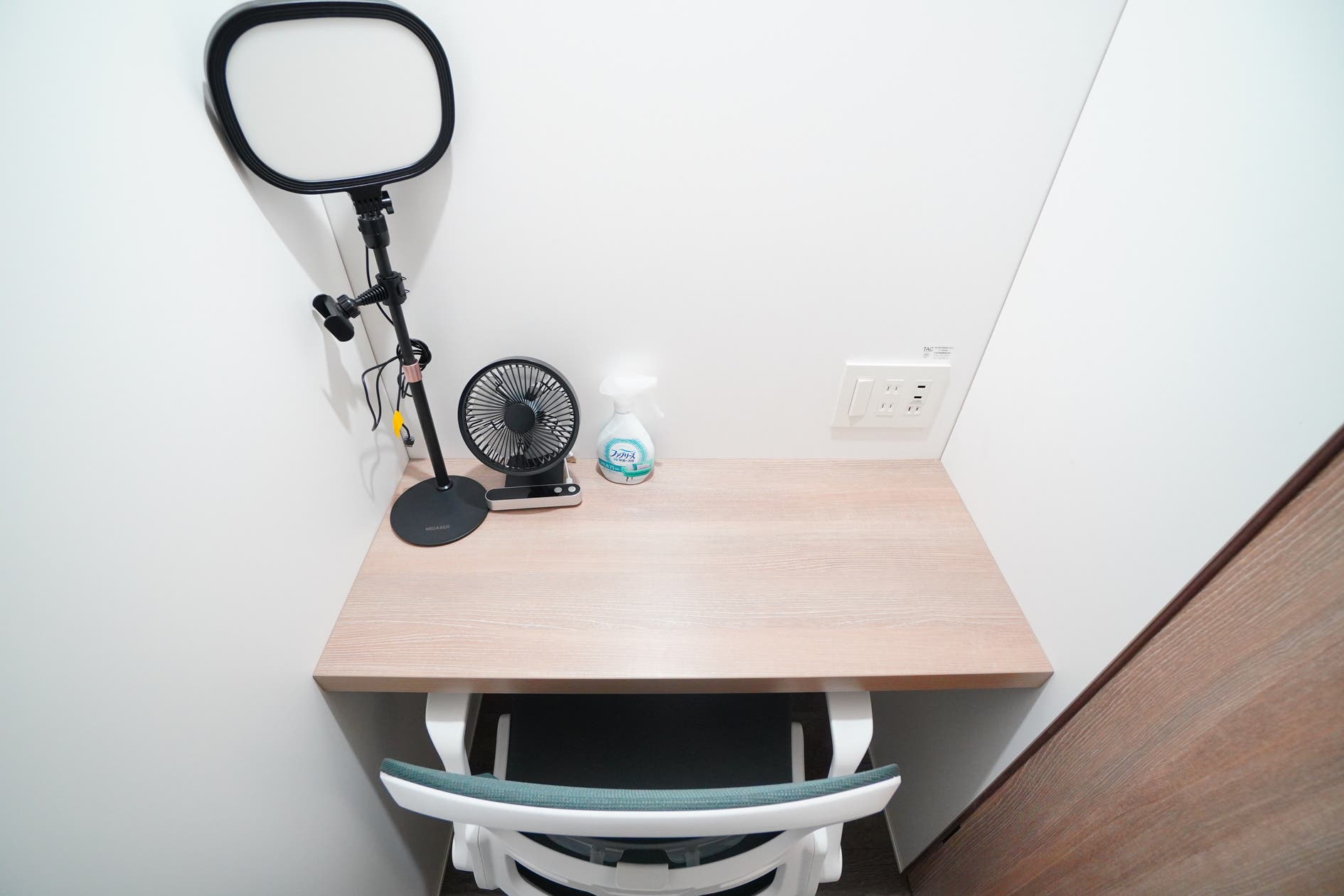 ＜BIZ DESK 博多筑紫口No.1＞博多駅徒歩2分✨完全個室🚪光回線Wi-Fi📶電源🔌テレワーク/面接/自習/作業の写真2