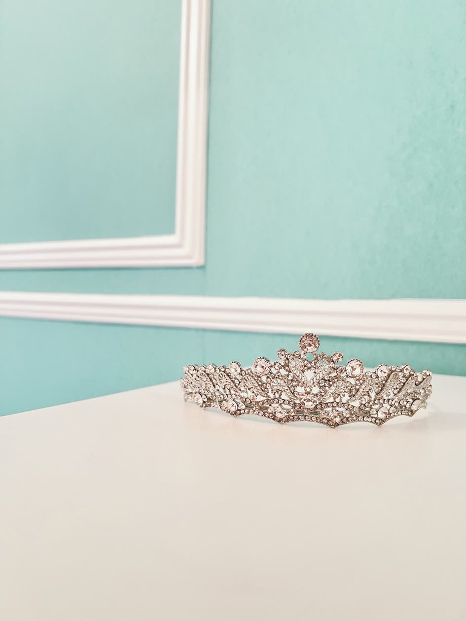 伏見駅3分💞白壁・白家具｜花壁｜シャンデリア｜３面背景｜撮影機材無料｜大人可愛い｜コスプレの写真12