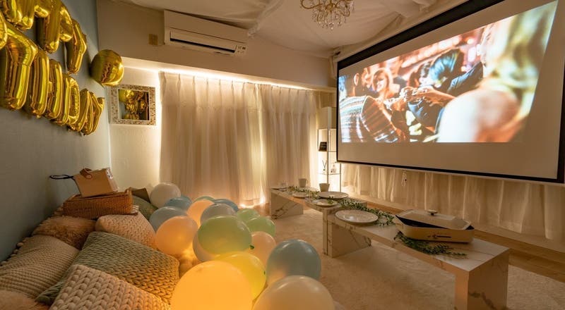 🎬100インチ大画面スクリーン📽️プロジェクタ付✨Netflix/hulu見放題💓少人数での女子会、誕生日会、推し会に最適