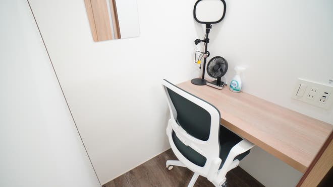 <BIZ DESK 博多筑紫口No.2>博多駅徒歩2分✨完全個室🚪光回線Wi-Fi📶電源🔌テレワーク/面接/自習/作業の写真3