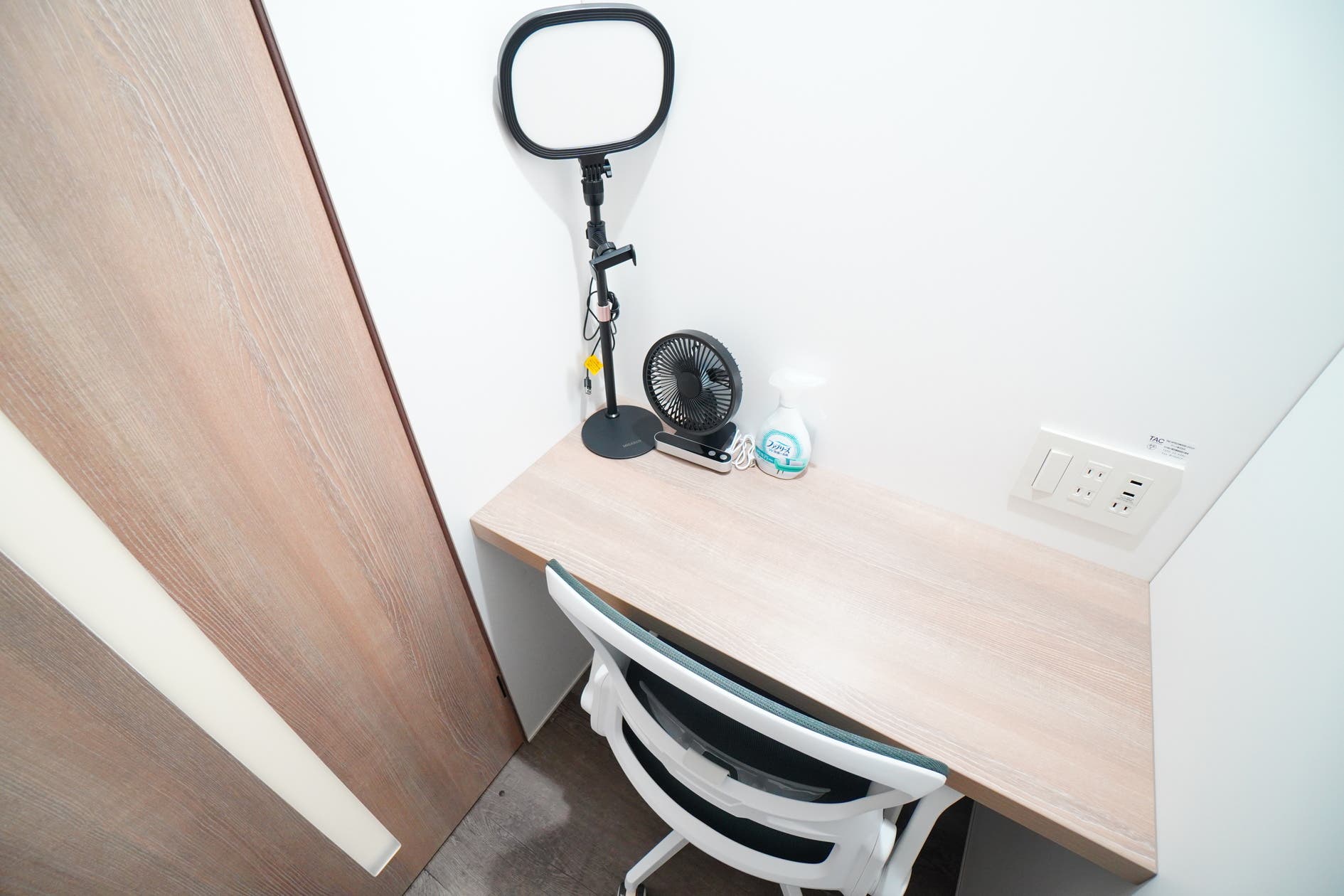 ＜BIZ DESK 博多筑紫口No.3＞博多駅徒歩2分✨完全個室🚪光回線Wi-Fi📶電源🔌テレワーク/面接/自習/作業の写真1