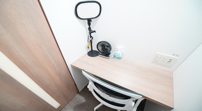 ＜BIZ DESK 博多筑紫口No.3＞博多駅徒歩2分✨完全個室🚪光回線Wi-Fi📶電源🔌テレワーク/面接/自習/作業