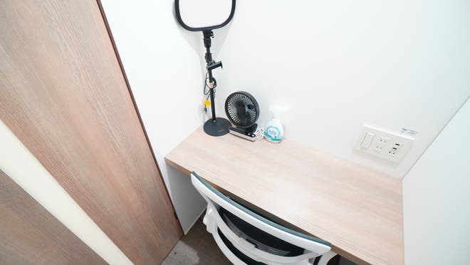 <BIZ DESK 博多筑紫口No.3>博多駅徒歩2分✨完全個室🚪光回線Wi-Fi📶電源🔌テレワーク/面接/自習/作業の写真1