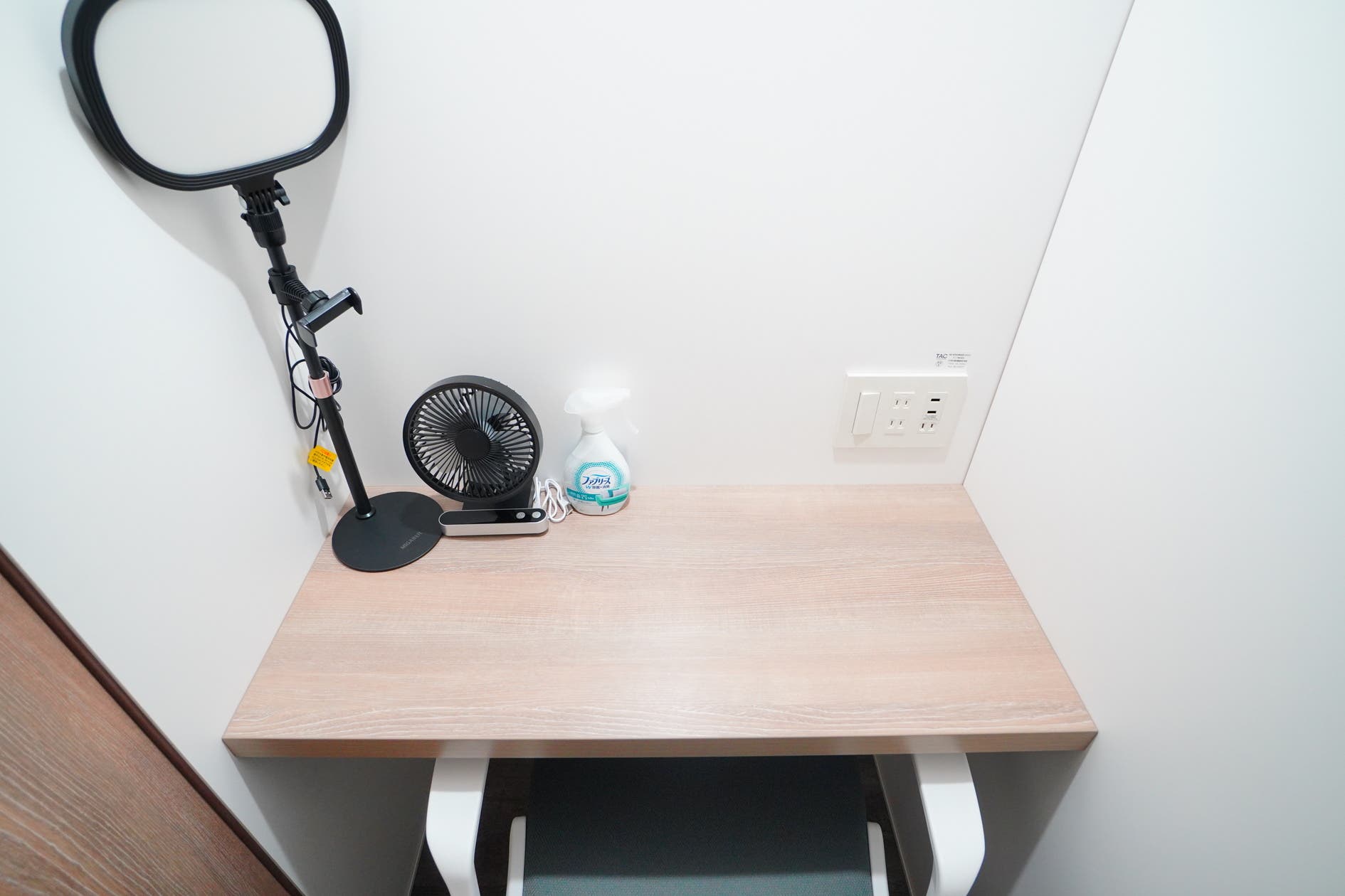 ＜BIZ DESK 博多筑紫口No.3＞博多駅徒歩2分✨完全個室🚪光回線Wi-Fi📶電源🔌テレワーク/面接/自習/作業の写真2