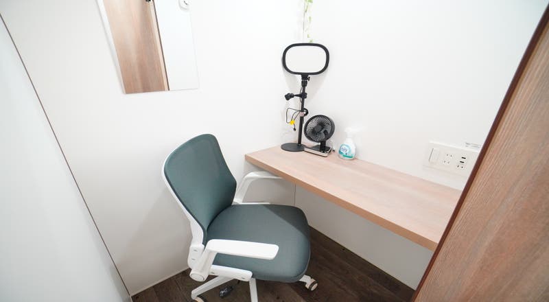 ＜BIZ DESK 博多筑紫口No.4＞博多駅徒歩2分✨完全個室🚪光回線Wi-Fi📶電源🔌テレワーク/面接/自習/作業
