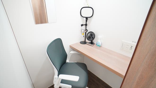 <BIZ DESK 博多筑紫口No.4>博多駅徒歩2分✨完全個室🚪光回線Wi-Fi📶電源🔌テレワーク/面接/自習/作業の写真1