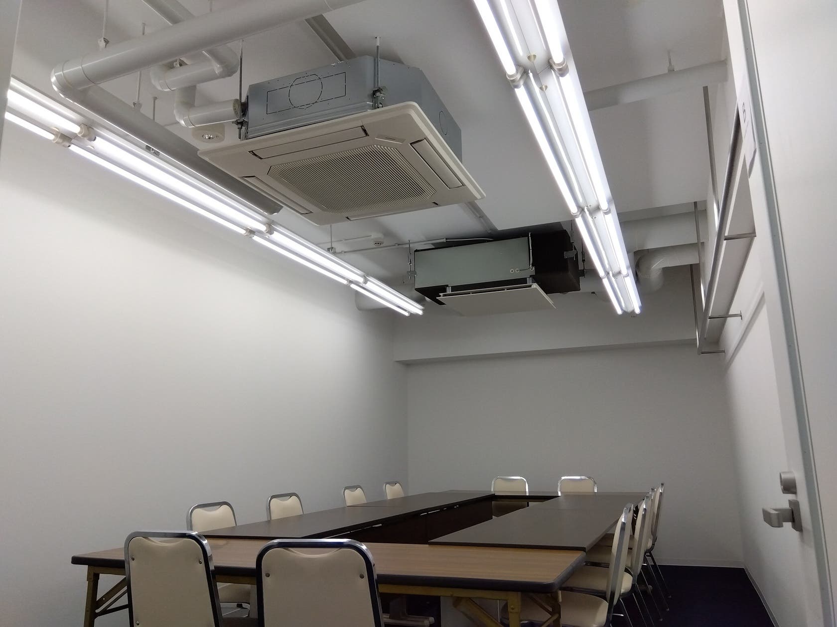 簡単な事前連絡でレイアウト準備可！インボイス対応・AI議事録完備の貸会議室【roomB】の写真6