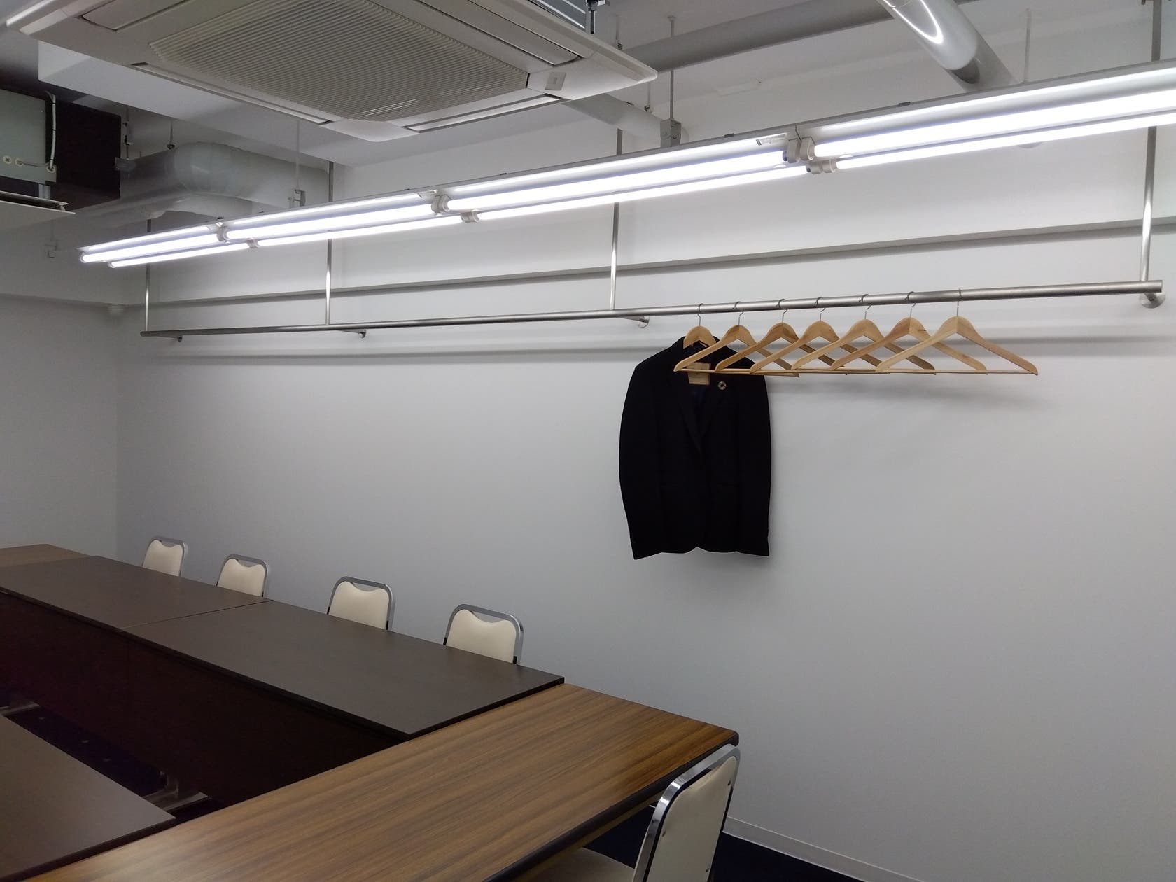 簡単な事前連絡でレイアウト準備可！インボイス対応・AI議事録完備の貸会議室【roomB】の写真7