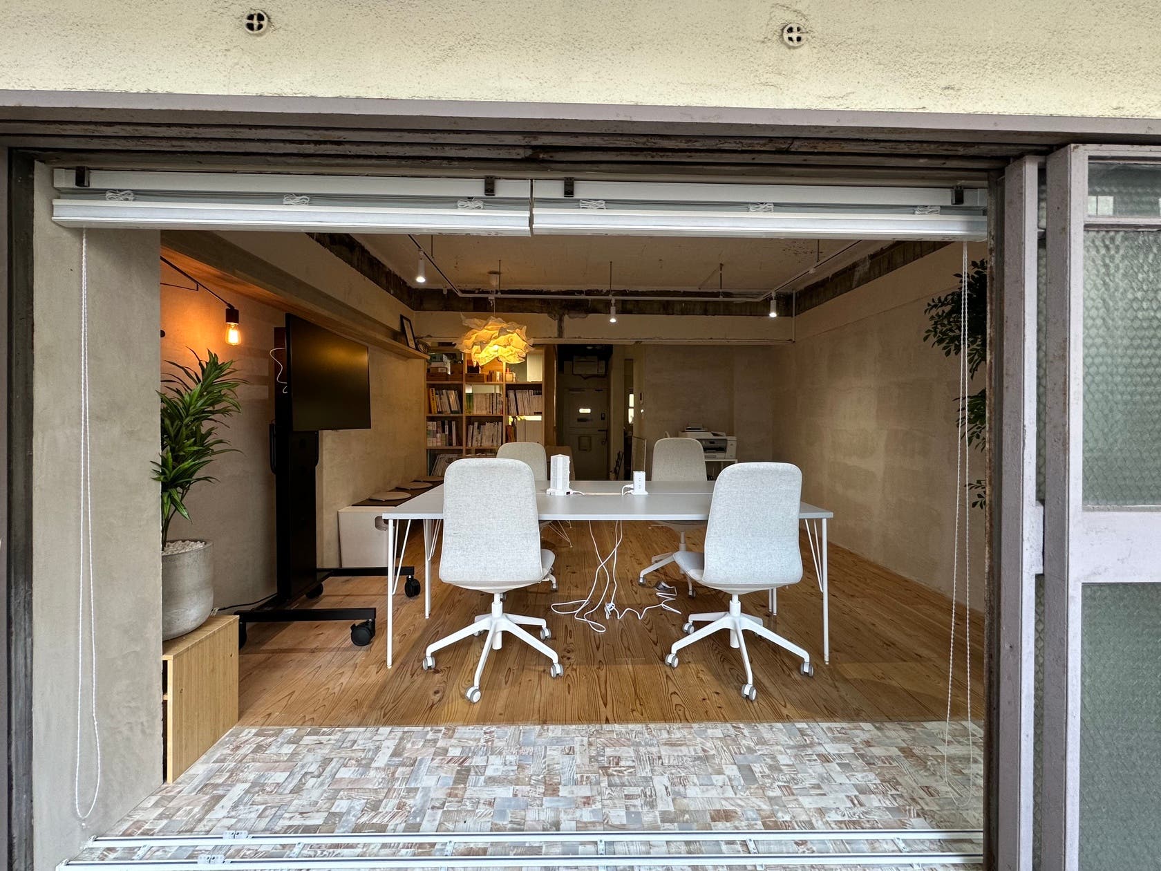 駅チカ30秒★レトロな秘密基地要素のある空間★充実の設備（サイネージモニター、冷蔵庫）の写真6