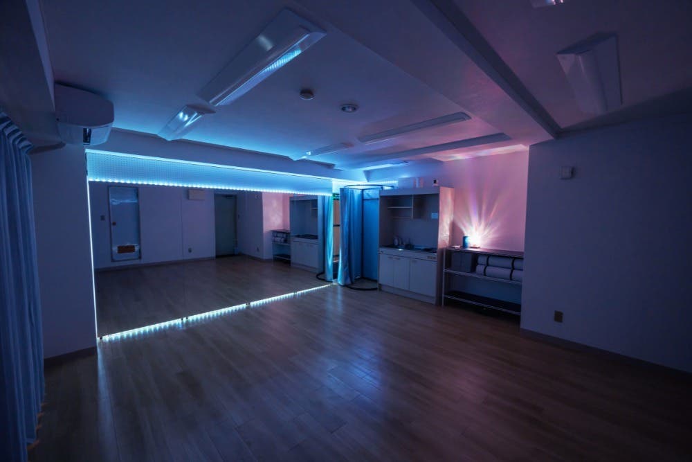 【平日昼1280円】清潔&お洒落🌿LED照明で動画映えもバッチリ✨三脚・ヨガマット無料💡楽器OK🎻個人練にも◎の写真4