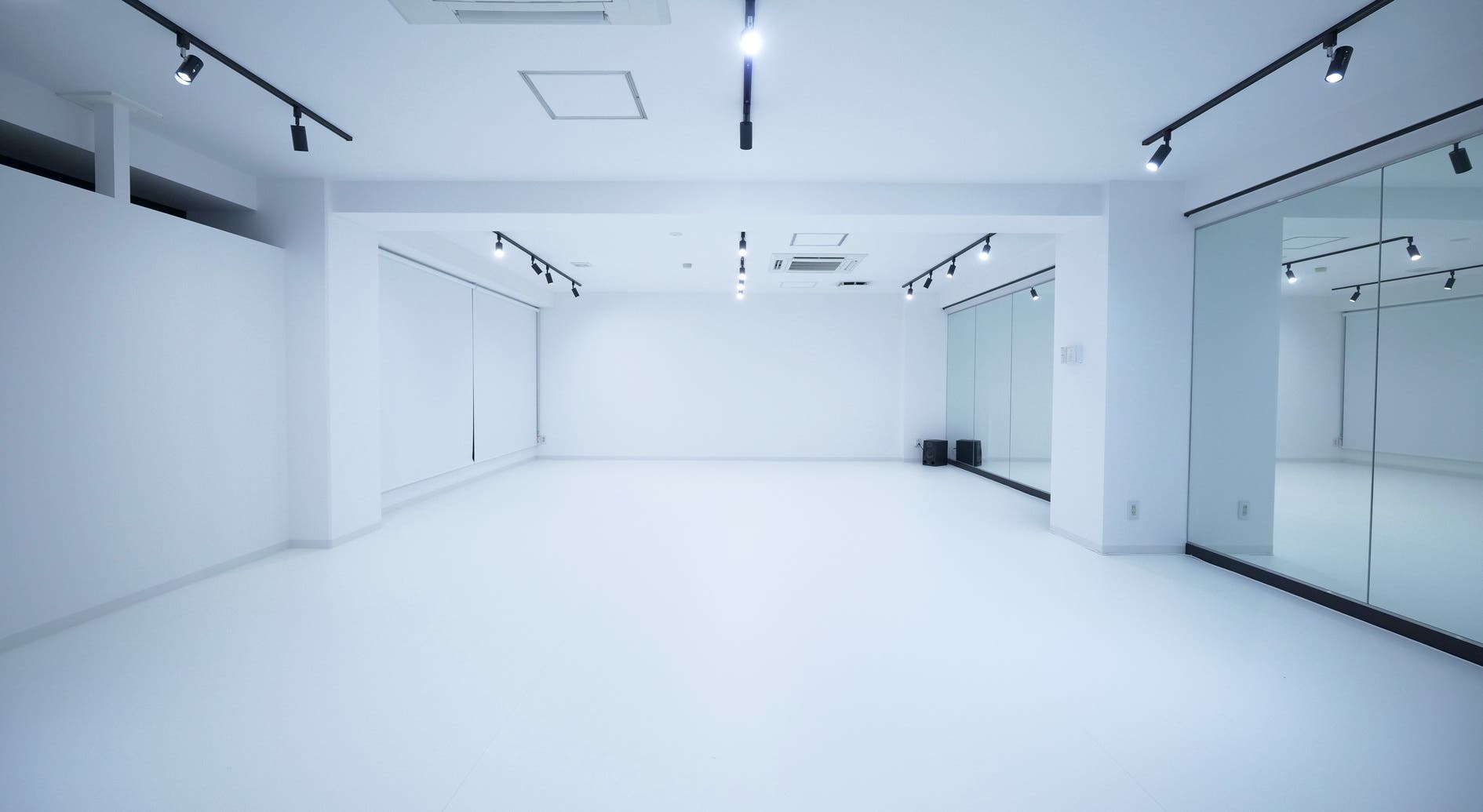 【高円寺エリア】身体に優しいバレエ床、広々65㎡！白くて綺麗なスタジオはバレエ、ヨガ、ピラティス、ダンス、撮影にも！の写真1