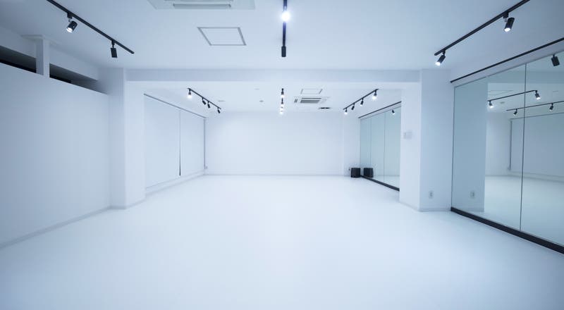 【高円寺エリア】身体に優しいバレエ床、広々65㎡！白くて綺麗なスタジオはバレエ、ヨガ、ピラティス、ダンス、撮影にも！