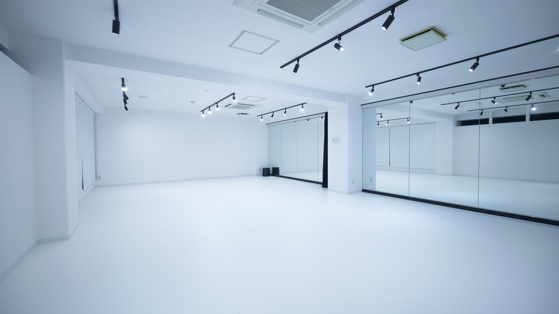 【高円寺エリア】身体に優しいバレエ床、広々65㎡！白くて綺麗なスタジオはバレエ、ヨガ、ピラティス、ダンス、撮影にも！の写真2