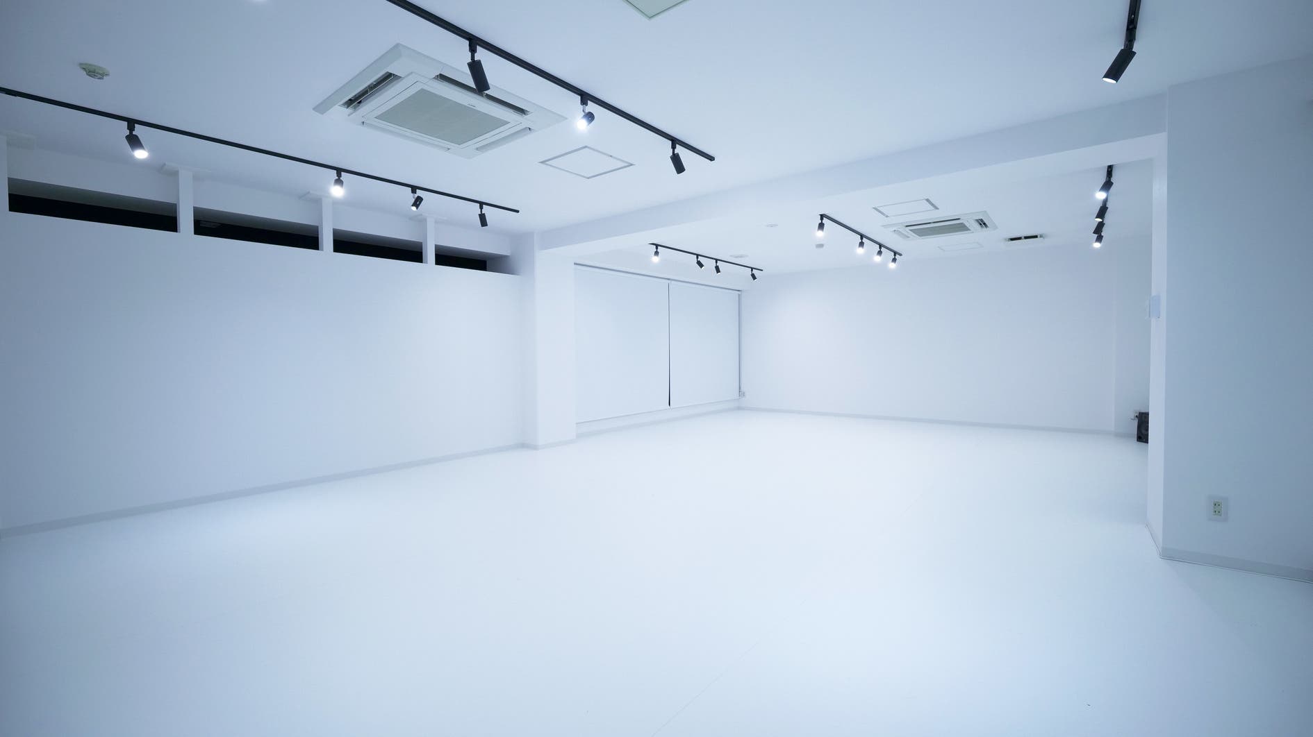 【高円寺エリア】身体に優しいバレエ床、広々65㎡！白くて綺麗なスタジオはバレエ、ヨガ、ピラティス、ダンス、撮影にも！の写真3