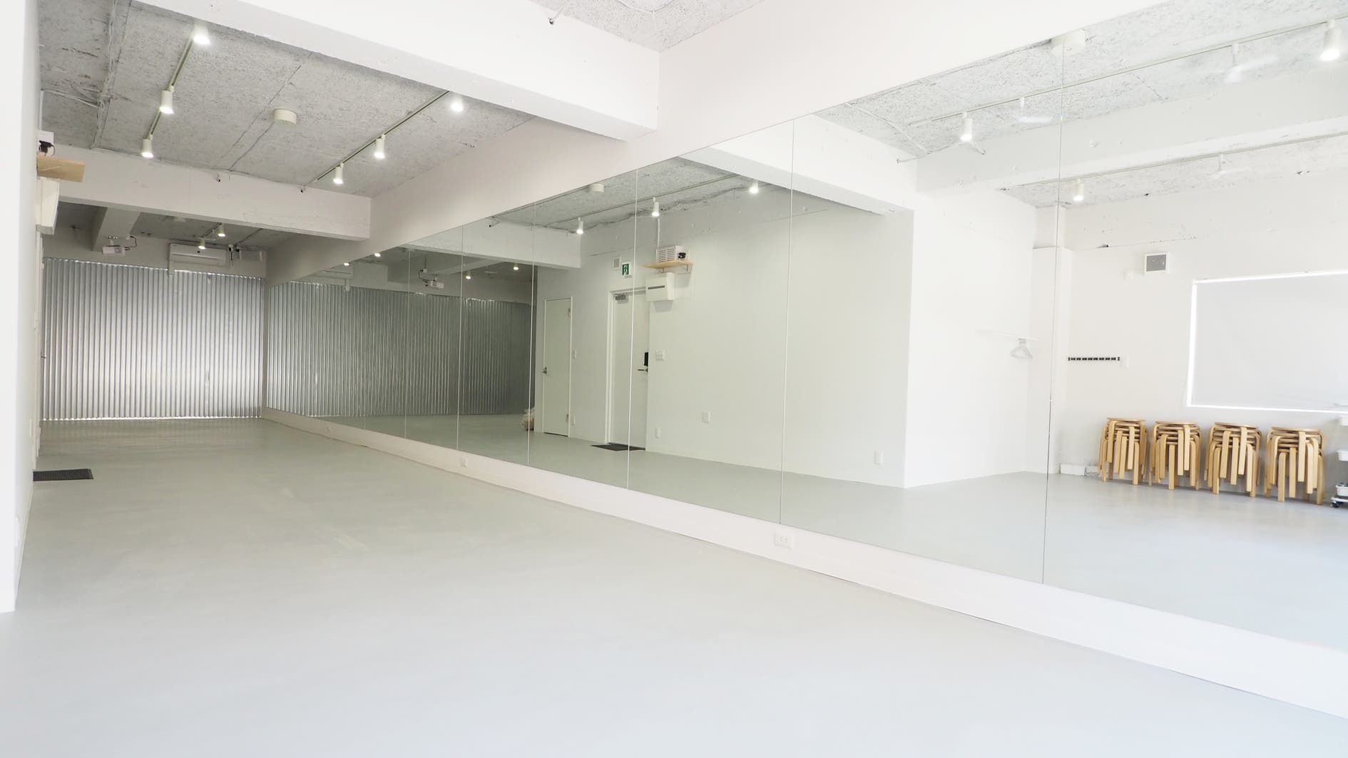 【綱島駅90秒】12/22〜1/30までの年末年始の平日は、なんと【半額】キャンペーン！ダンスから会議まで多目的に利用しよう！の写真5