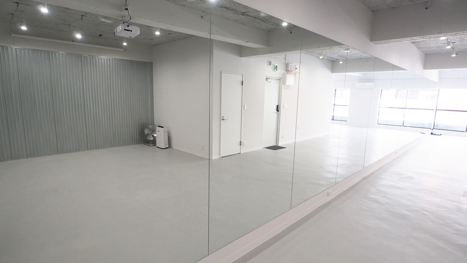 【綱島駅90秒】12/22〜1/30までの年末年始の平日は、なんと【半額】キャンペーン！ダンスから会議まで多目的に利用しよう！の写真7