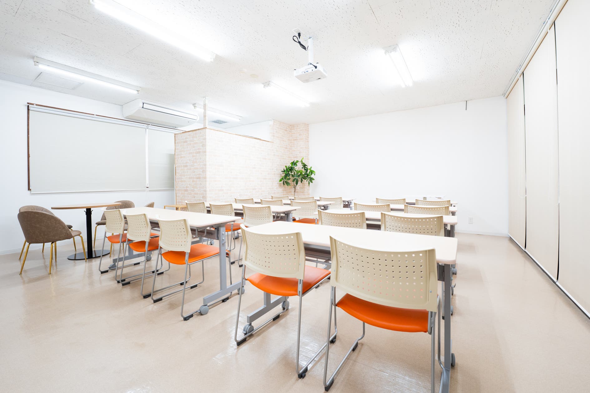 本厚木駅徒歩3分/最大28名着席/セミナーや打合に最適/パーティーにも🎄/飲食物持込OK🍕/控室あり/Wi-Fi/少人数OKの写真2