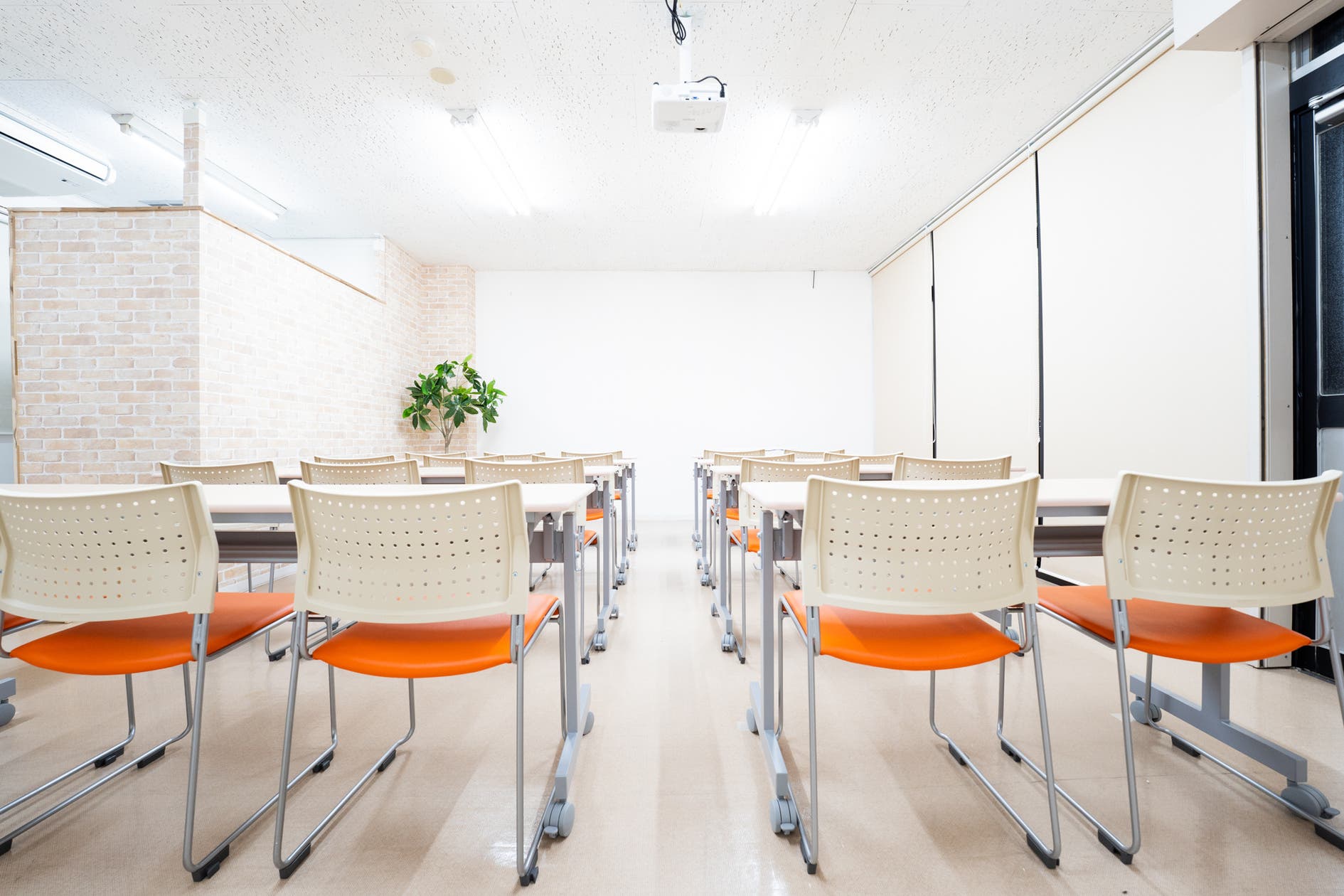 本厚木駅徒歩3分/最大28名着席/セミナーや打合に最適/パーティーにも🎄/飲食物持込OK🍕/控室あり/Wi-Fi/少人数OKの写真6